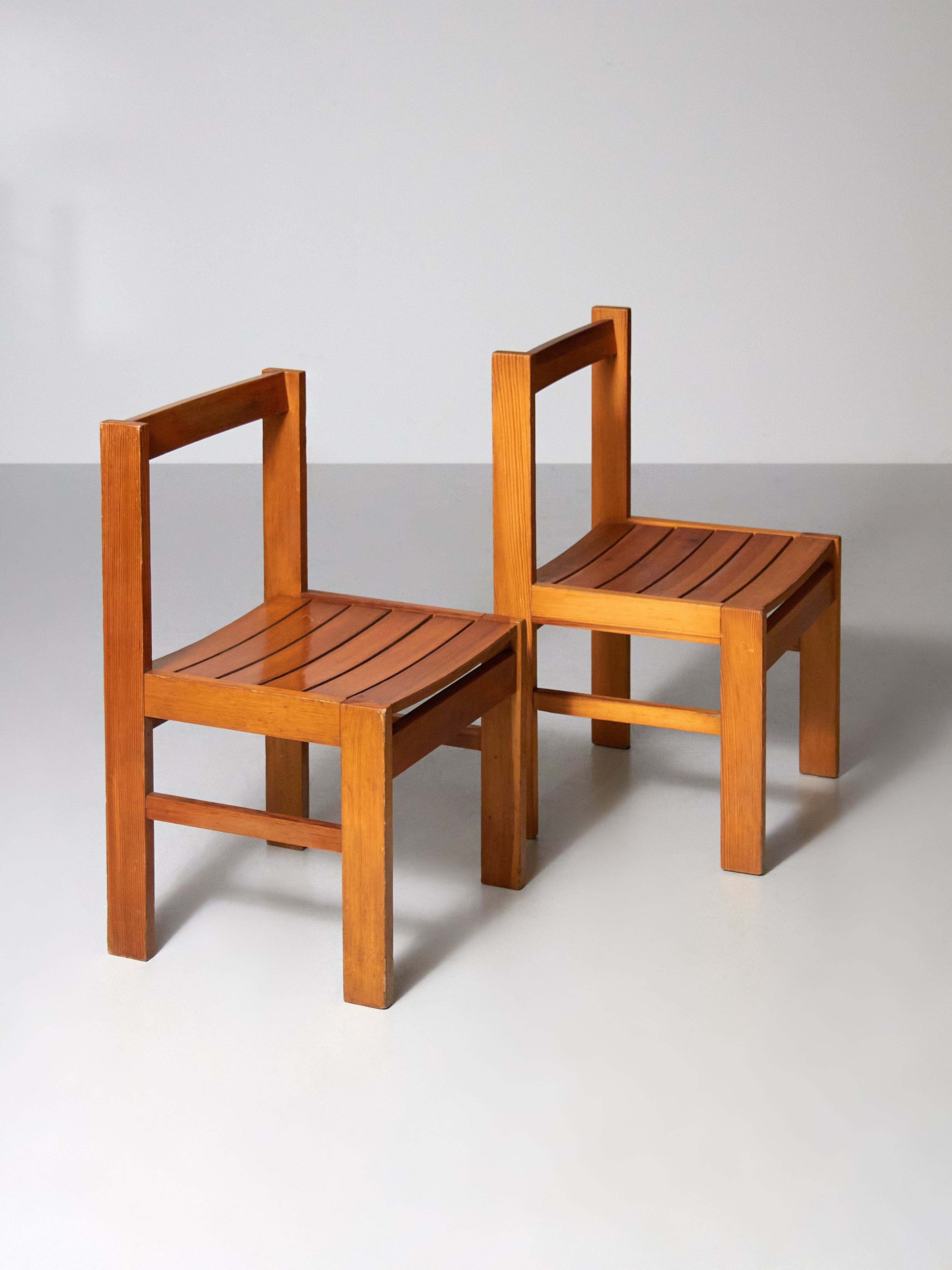 Pair of Pine chairs – Fenix Originals
